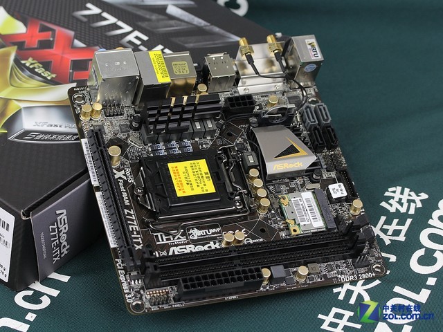插槽接口异常齐全 华擎ITX Z77高清图赏_华擎 Z77E-ITX_主板新闻-中关村在线